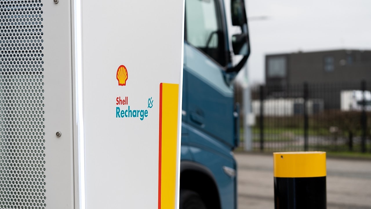 Clients privés et professionnels de Shell Recharge, conducteurs de ...